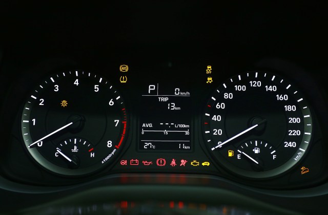 Apa Penyebab Lampu Injeksi Mobil Menyala Terus - PinterMekanik