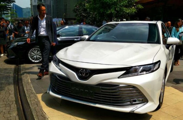 Toyota Camry Putih Terbaru - PinterMekanik