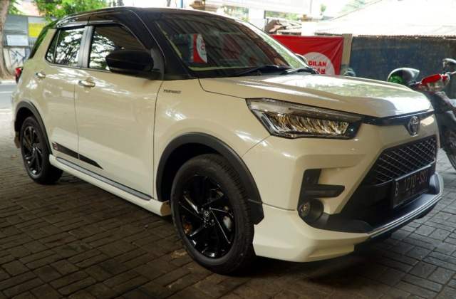 Toyota Raize Hitam Putih - PinterMekanik